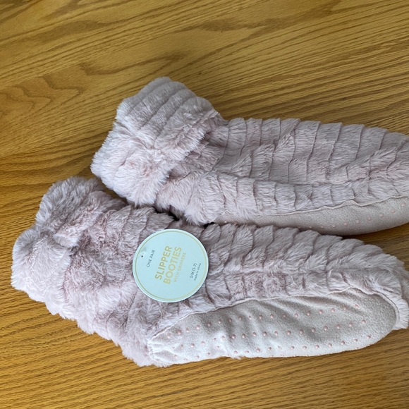 Target | Shoes | Nwt Sz Sm 57slipperbooties In Dusty Rose Pink Grippers ...